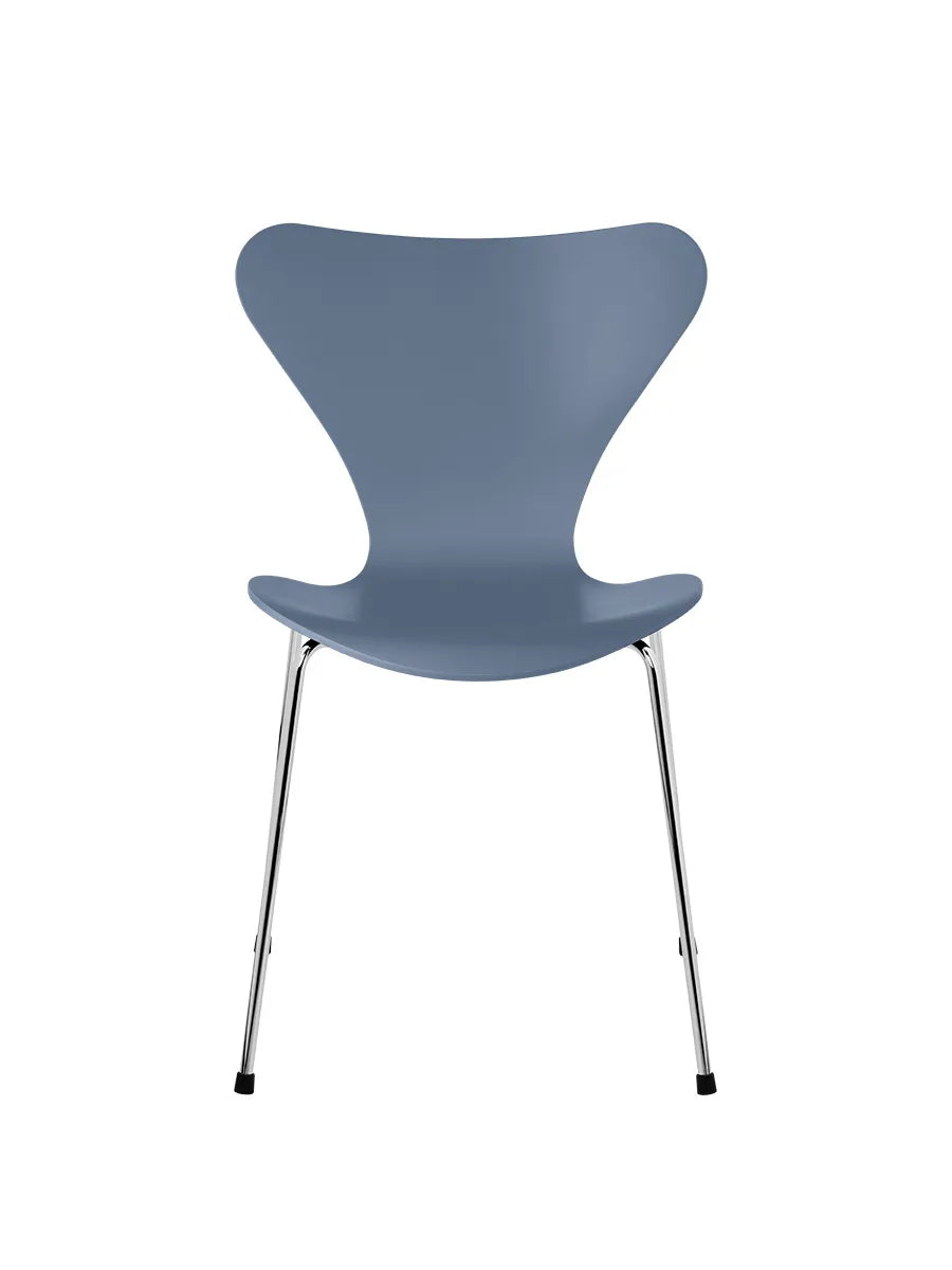 3107 Syver Stol | Lakeret spisestol af Arne Jacobsen